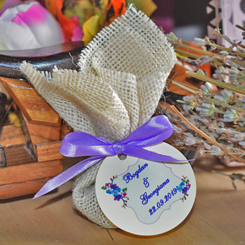 Eticheta rotunda cu model floral lila - Invitatii Creative