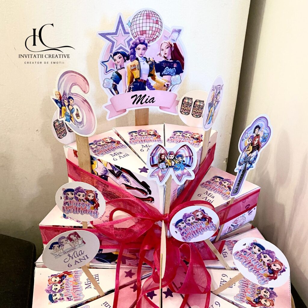 Cutie Felie de Tort Fetita Gradinita Tematica Huntrix - Invitatii Creative