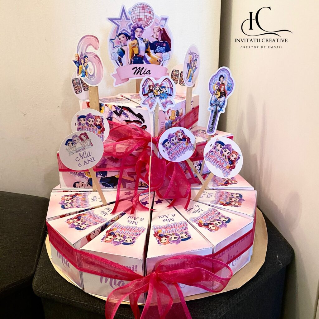 Set Topper Cutii Felie Tort Tematica Huntrix - Invitatii Creative